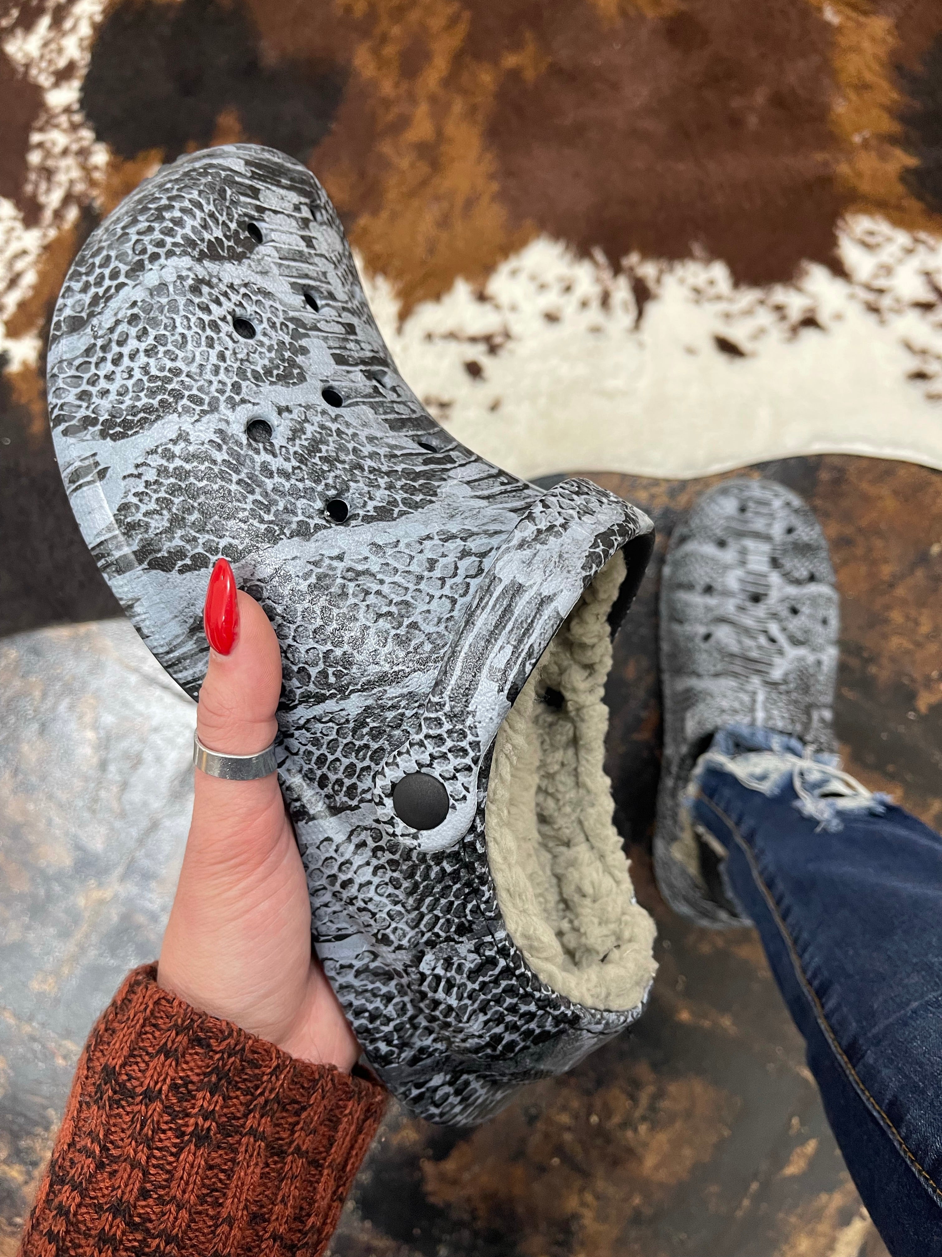 Simply Southern - Unisex Fleece Lined Clogs - Snake – Poppy & Co.